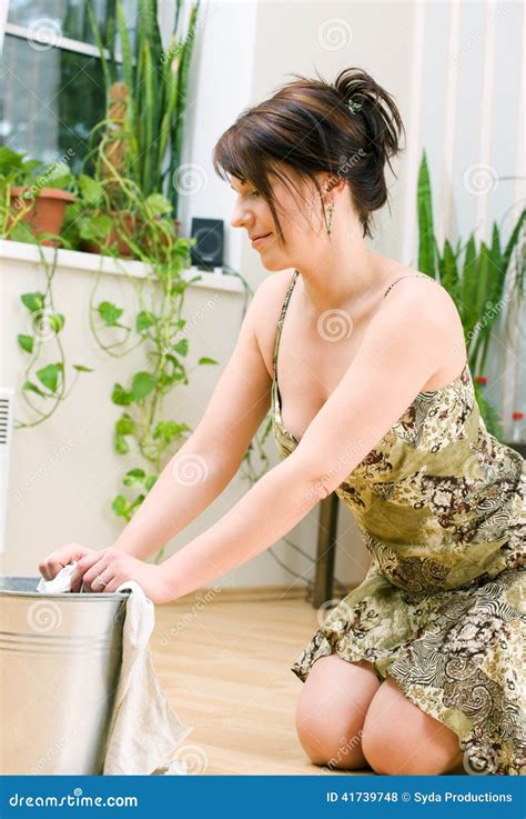 Casalinga fotografia stock. Immagine di femmina, pavimento - 41739748