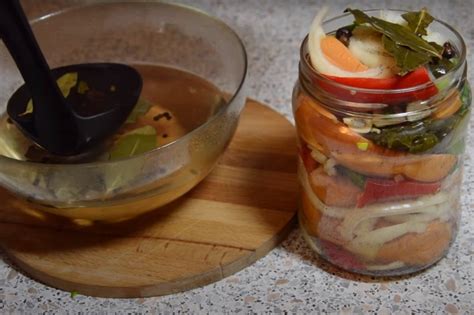 Сосиски в банке: как чехи маринуют сардельки с овощами