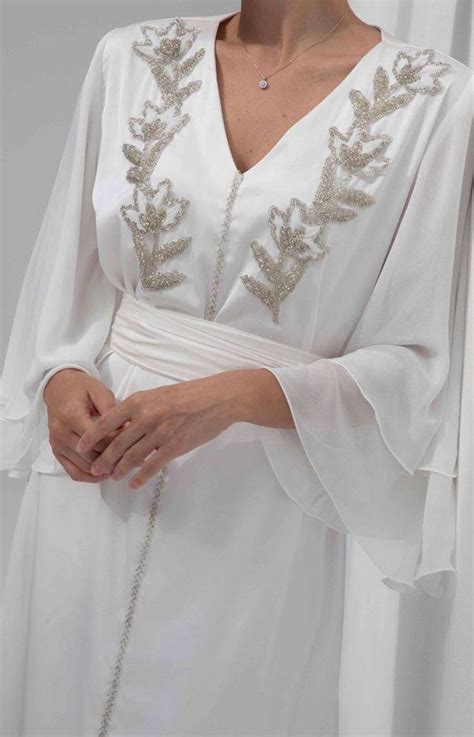 Pin on Халаты расшитые кутюр | Abayas fashion, Muslim fashion hijab ...