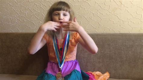 Алиса показывает подарки и медали. Alice shows her gifts and medals ...