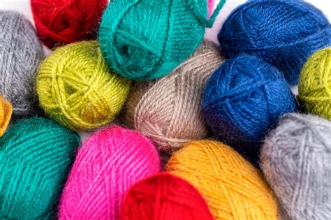 Lanas de colores sobre el fondo blanco. | Foto Premium