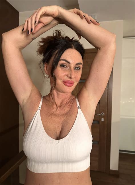Lick my pussy after you give my armpits some attention : r/armpitfetish