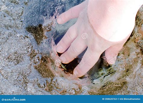 Женская рука в воду со льдом Стоковое Изображение - изображение ...