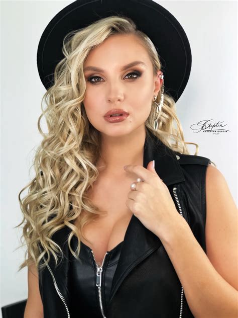 Стильный образ от Катерины Гептин | Fashion, Choker necklace, Chokers