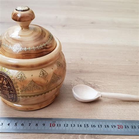 Деревянный горшочек с крышкой и деревянной ложкой – купить в Москве ...