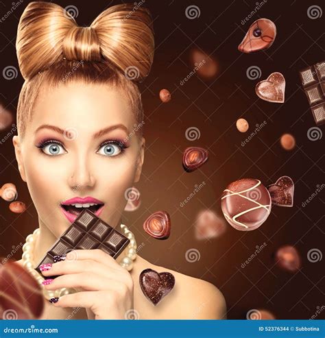 Девушка красоты есть шоколад Стоковое Фото - изображение насчитывающей ...