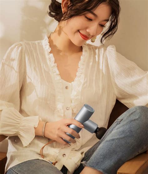 The new Xiaomi Yunmai massage gun is compact, has a sleek design and a ...