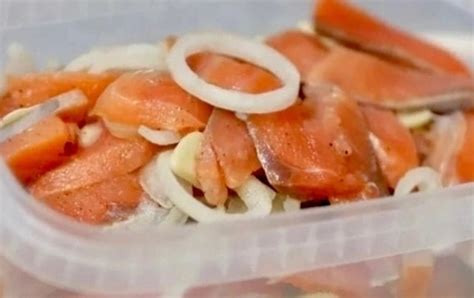 Соленая горбуша в масле с луком Ингредиенты: Горбуша (свежемороженая ...