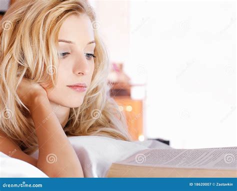 красивейшая девушка книги стоковое изображение. изображение ...