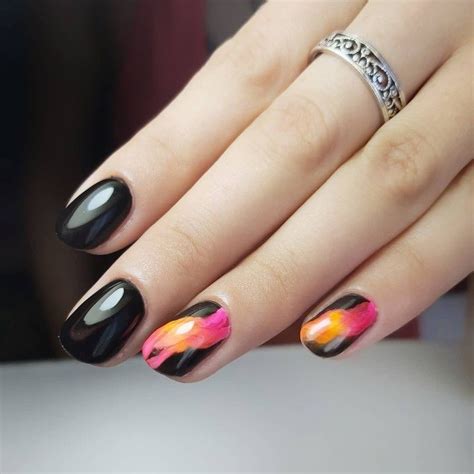 Чёрный маникюр и неоновая втирка | Nails, Beauty