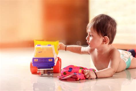 Милый индийский ребенок младенца играя с игрушкой Стоковое Изображение ...