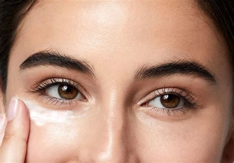 How To Stop Mascara Smudging Under Eyes? (Useful Tips)