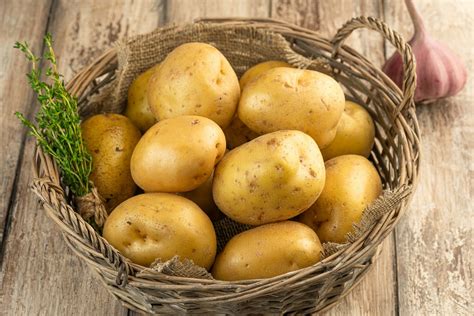 Картофель молодой, кг купить в интернет-магазине «ОрганикМаркет» по ...