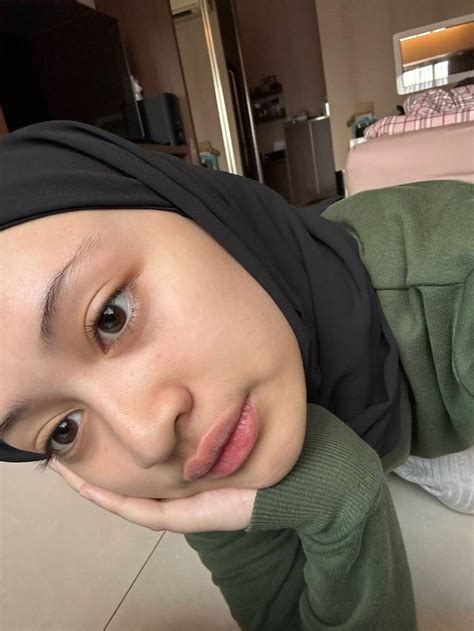 Pin oleh guesswh0 di Hijabstatic di 2024 | Gaya hijab, Wanita, Gambar hamil