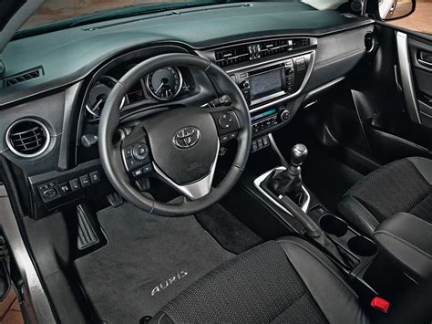 Фото Toyota Auris - Интерьер качественно собран, но жесткого пластика ...