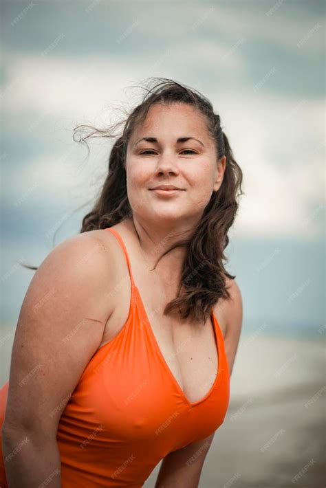 Belle femme de 40 ans plus la taille, sur la plage en maillot de bain ...