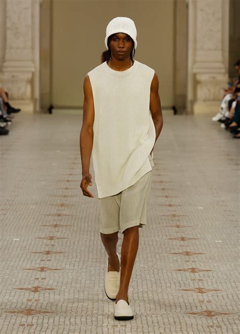 HOMME PLISSÉ ISSEY MIYAKE SPRING SUMMER 2024 コレクション 10 – isseymiyake.com