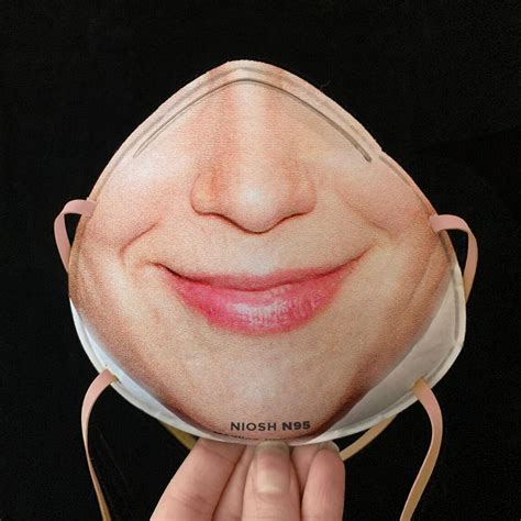 Дизайнер разработала оригинальные маски от коронавируса с Face ID ...