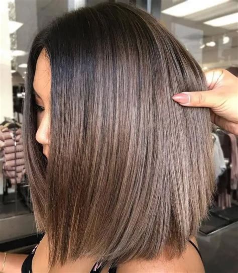 Shoulder Grazing Bob: The fabulous shoulder-length hairstyle that's ...
