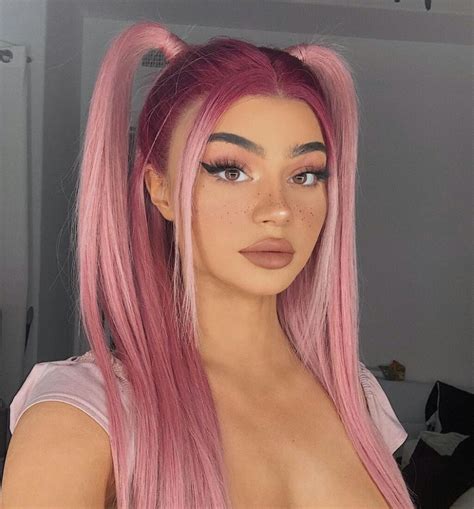 Long Pink Hair, Pink Hair Dye, Girl With Pink Hair, Long Hair Girl ...