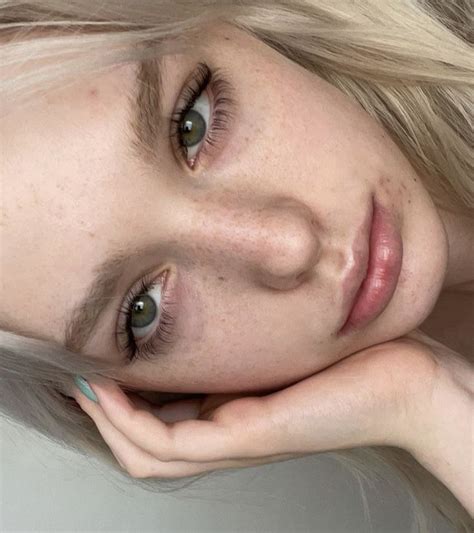 🧝🏽‍♀️ | Prettiest celebrities, Natural makeup looks, Pretty females
