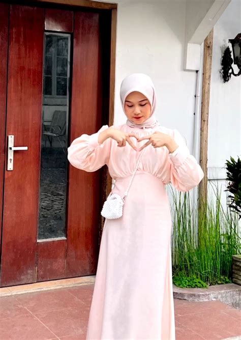 9 OOTD Hijab Pink ala Amelia Andani Hangout Hingga Kondangan