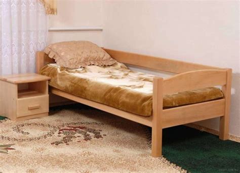 Садовые кровати для дачи: деревянные и из ротанга, подвесные качели ...