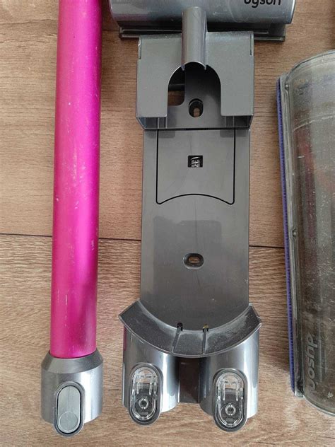 Dyson V6 с много приставки гр. София 7-ми 11-ти километър • OLX.bg