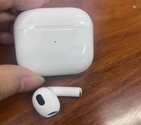 Это первое реальное фото AirPods 3. Они вам точно понравятся ...