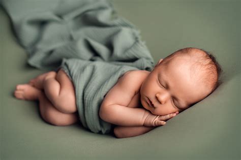Цвет фотосессии ньюборн для мальчиков. Фотограф новорожденных в г ...