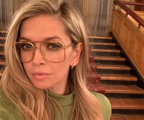 Вера Брежнева в красивом розовом платье похожа на сказочную фею