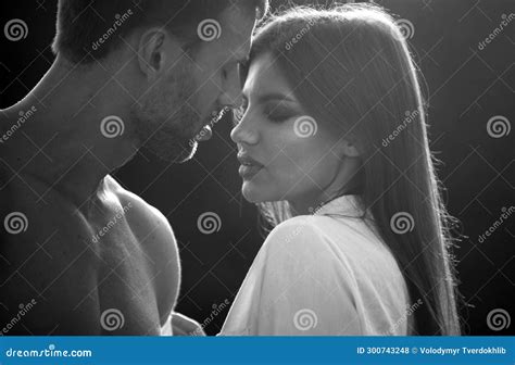 Sinnlicher Kuss. Mann Küsste Zärtliche Frau. Ehepaar in Liebe Sinnliche Liebhaber Umarmt Und ...