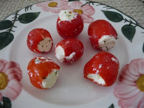 Vorbereitung : Cocktailtomaten gefüllt mit Frischkäse - Rezept - kochbar.de