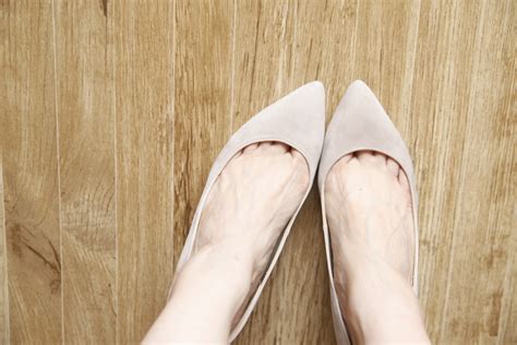 ナゼか足の甲だけが白い！原因や何かの病気の可能性は？