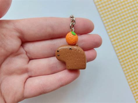 Breloczek kapibara, brelok kapibara z pomarańczą - Etsy Polska ...