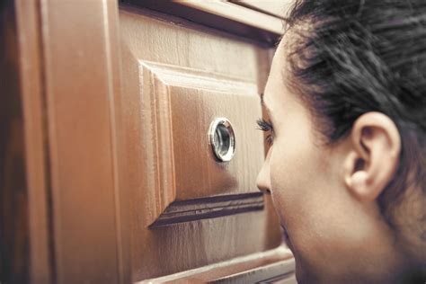 Vicini di casa: se li conosci, li eviti | Syndrome Magazine