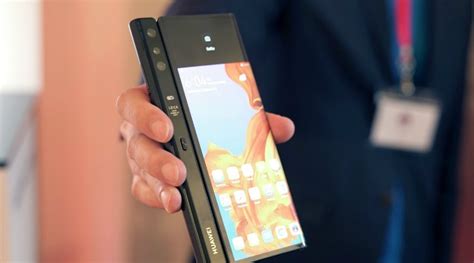 Смотрим складной смартфон Huawei Mate X