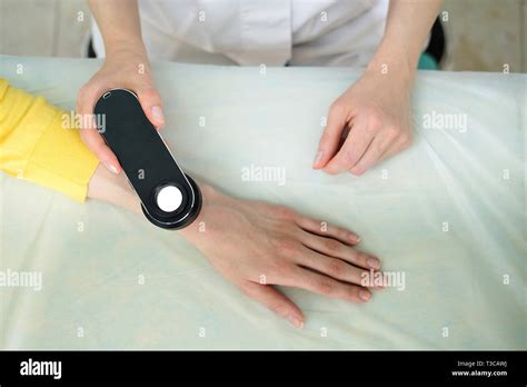 Dermatologe hand -Fotos und -Bildmaterial in hoher Auflösung - Seite 2 ...
