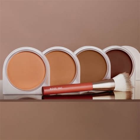 Galerie: Kouzelný bronzer: Matný tvář vykonturuje, třpytivý poslouží i ...