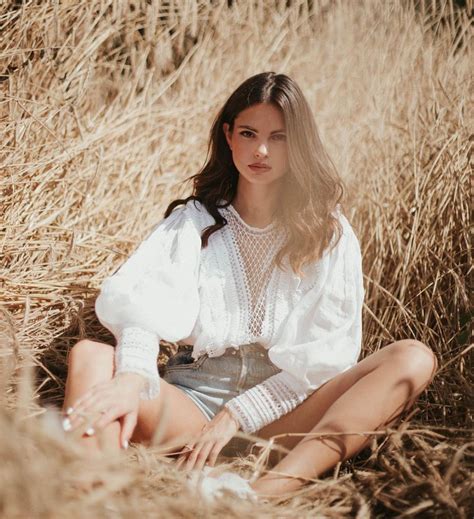 7 Potret Polina Kalugina Miss Global Rusia 2023, Charming