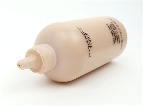 Complete review of the Face and Body foundation by Mac Cosmetics