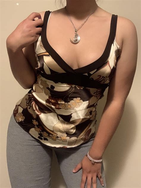 I found the cutest Y2k top, what should I price this? : r/Depop