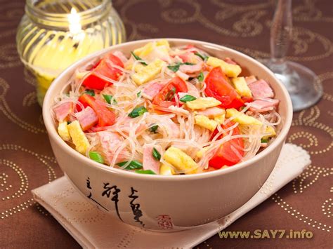 Фунчоза с беконом, помидорами и яичными блинчиками