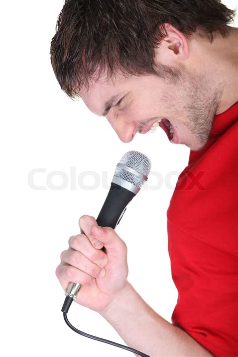 Mann ins Mikrofon singen | Stock Bild | Colourbox