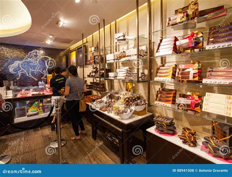 Пятый авеню магазина шоколада Godiva в Манхаттане Редакционное Стоковое ...