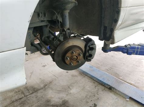 31. Замена тормозных дисков — Subaru Forester (SG), 2 л, 2002 года ...