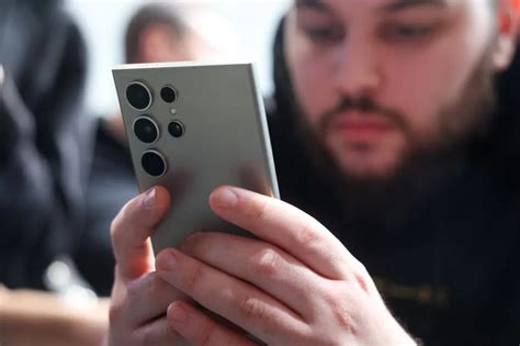 В салонах связи покупатели стали чаще приобретать с новым смартфоном ...