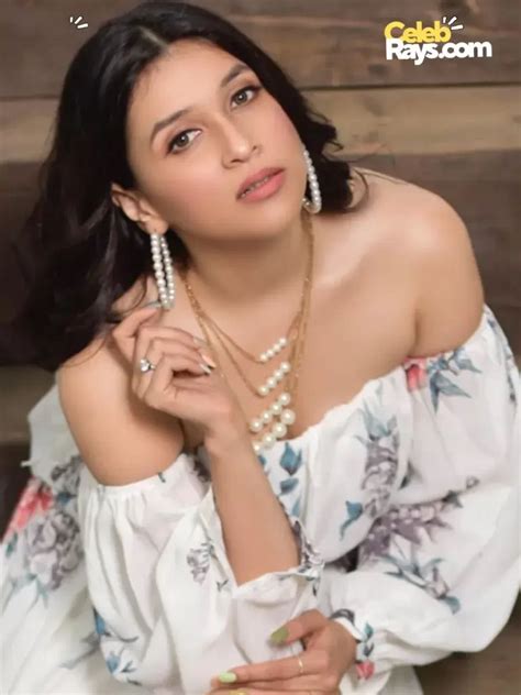 Mannara Chopra – Biography, Family, Career, Affairs, Net Worth, Social Media Accounts ...