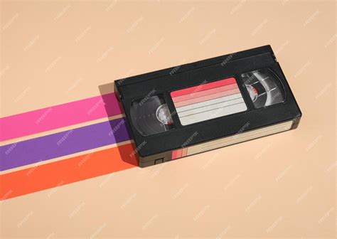 Видеокассета vhs на пастельном фоне с цветными полосами минималистичная ...