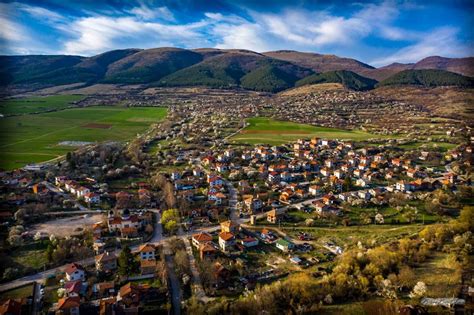 Годеч в извънредно положение – прегърнат от зеленина и спокойствие ...